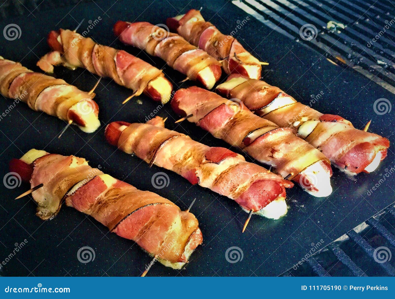 Asado a La Parilla De Perros Tocino-envueltos Del Queso Foto de archivo ...