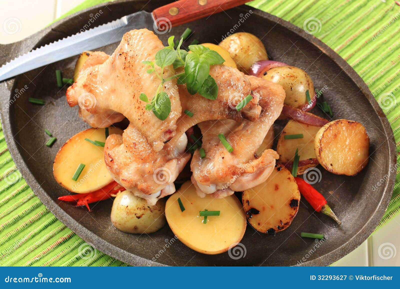 Asas e batatas de galinha imagem de stock. Imagem de ainda - 32293627