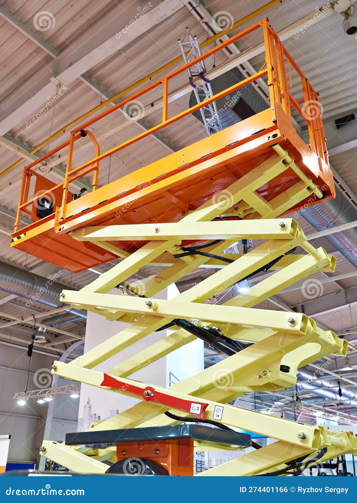 Ascenseurs Ciseaux De Construction Photo stock - Image du intervalle ...