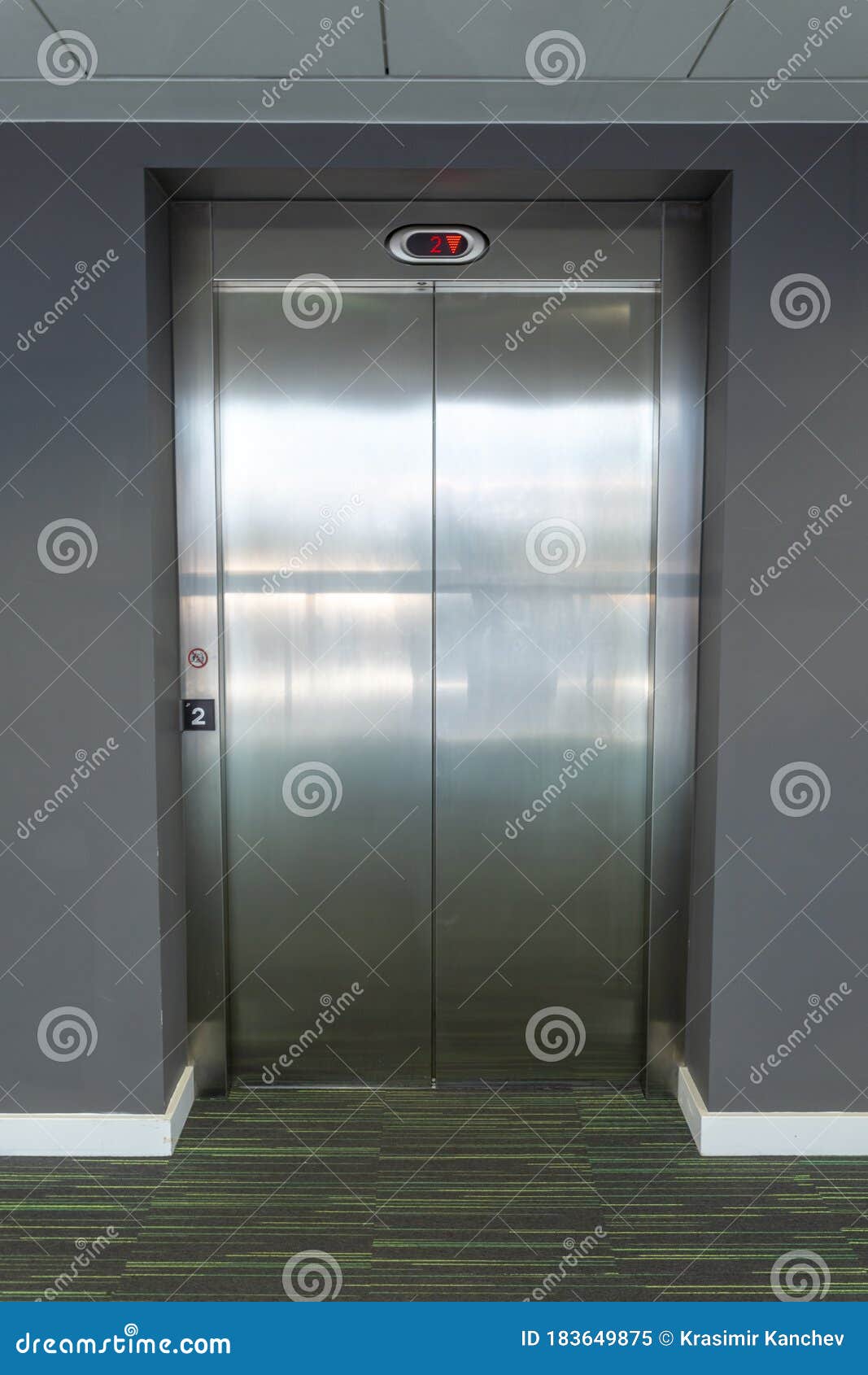 Ascensor Moderno Con Puertas Cerradas En Un Edificio De Oficinas ...