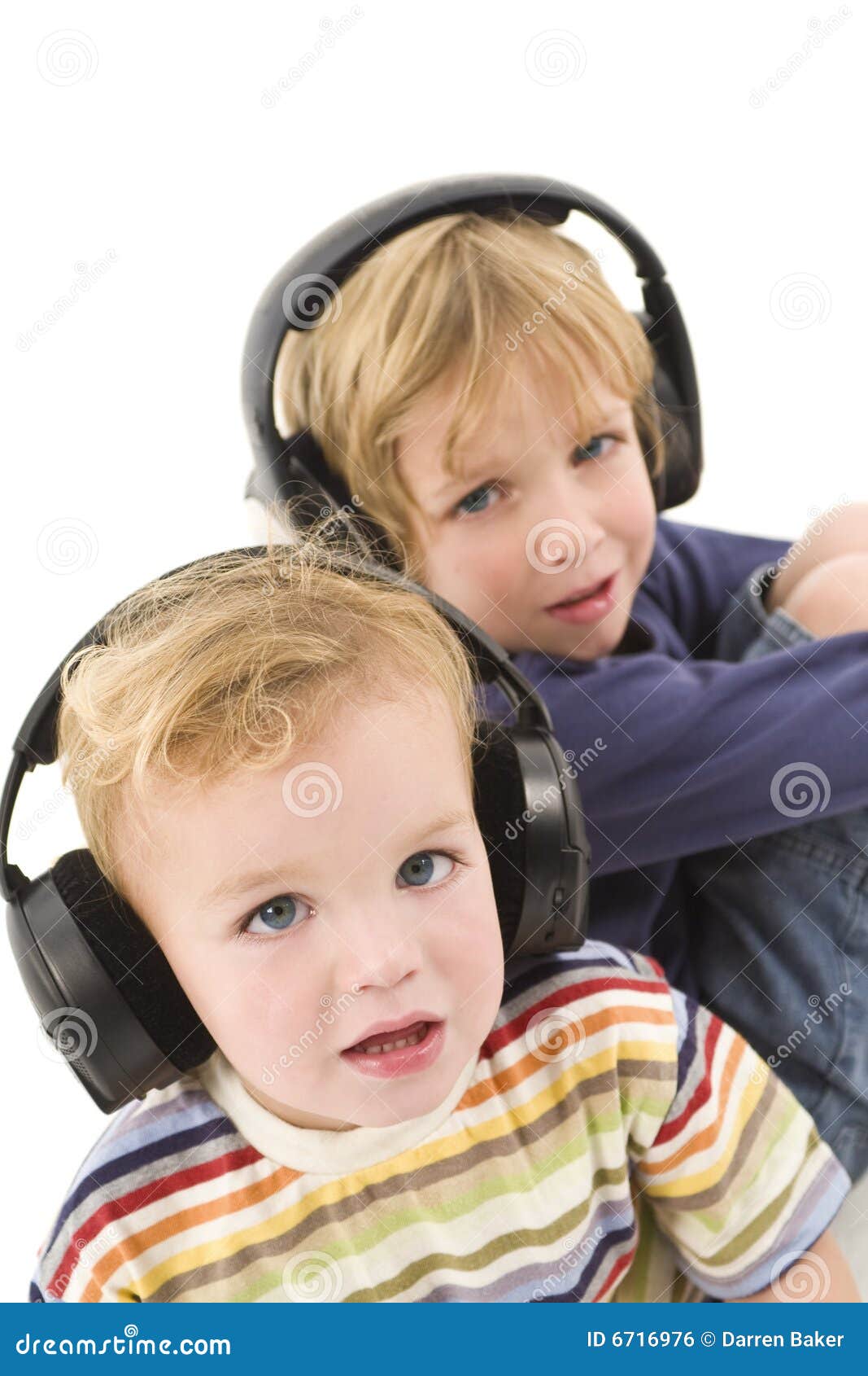 Ascolto insieme fotografia stock. Immagine di cuffie, suono - 6716976