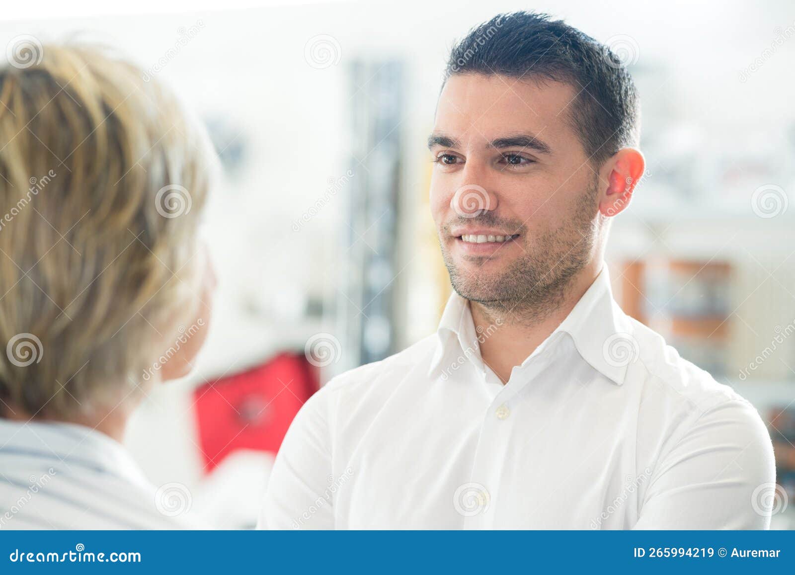 Asesor De Marketing Hablando Con El Cliente Imagen de archivo - Imagen ...