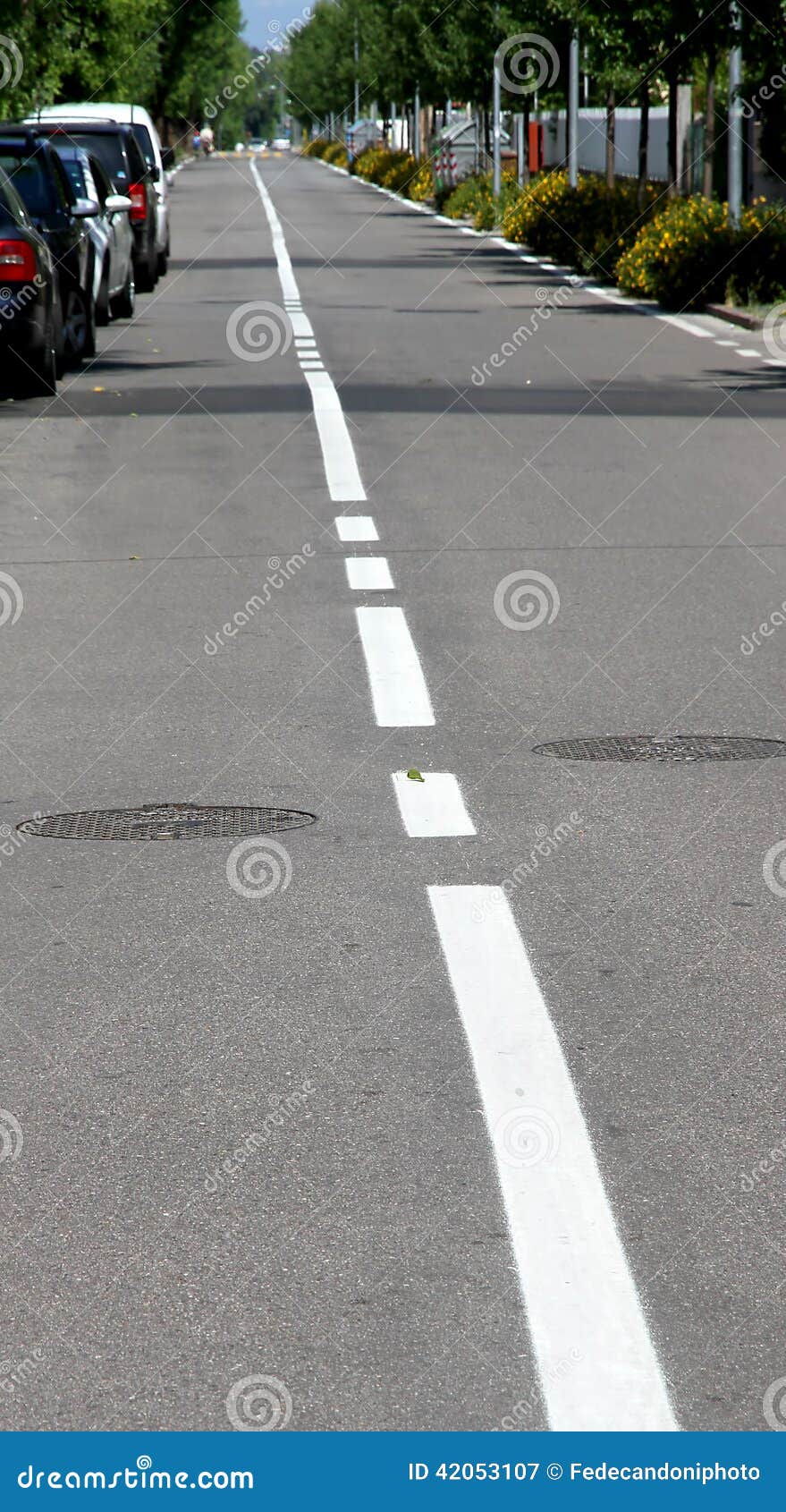 Asfaltweg Met Witte Lijn in Het Midden Stock Afbeelding - Image of ...