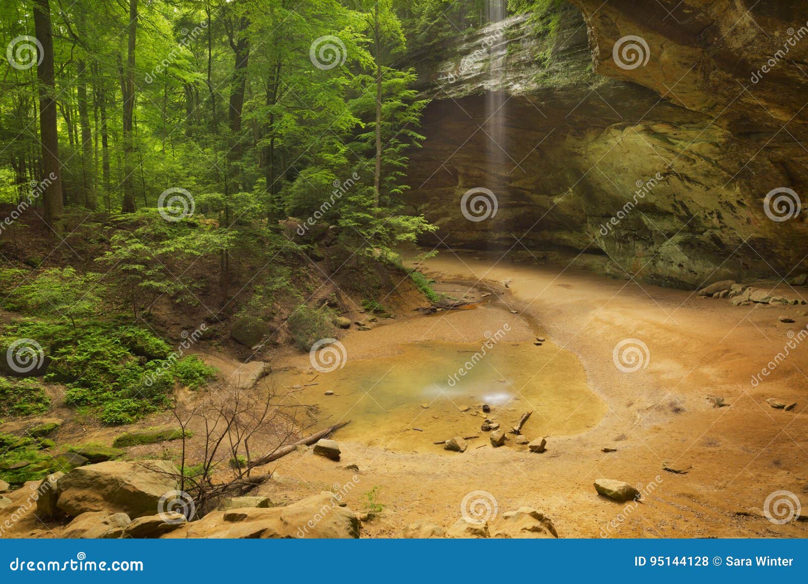 Ash Cave in Hocking Hills State Park, Ohio, USA Stock Photo - Image of ...