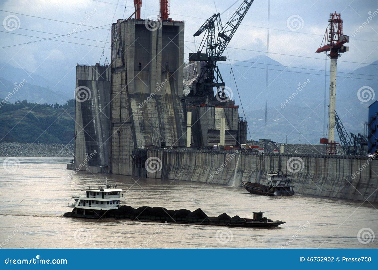 ASIA CHINA YANGZI RIVER editorial photography. Image of drei - 46752902