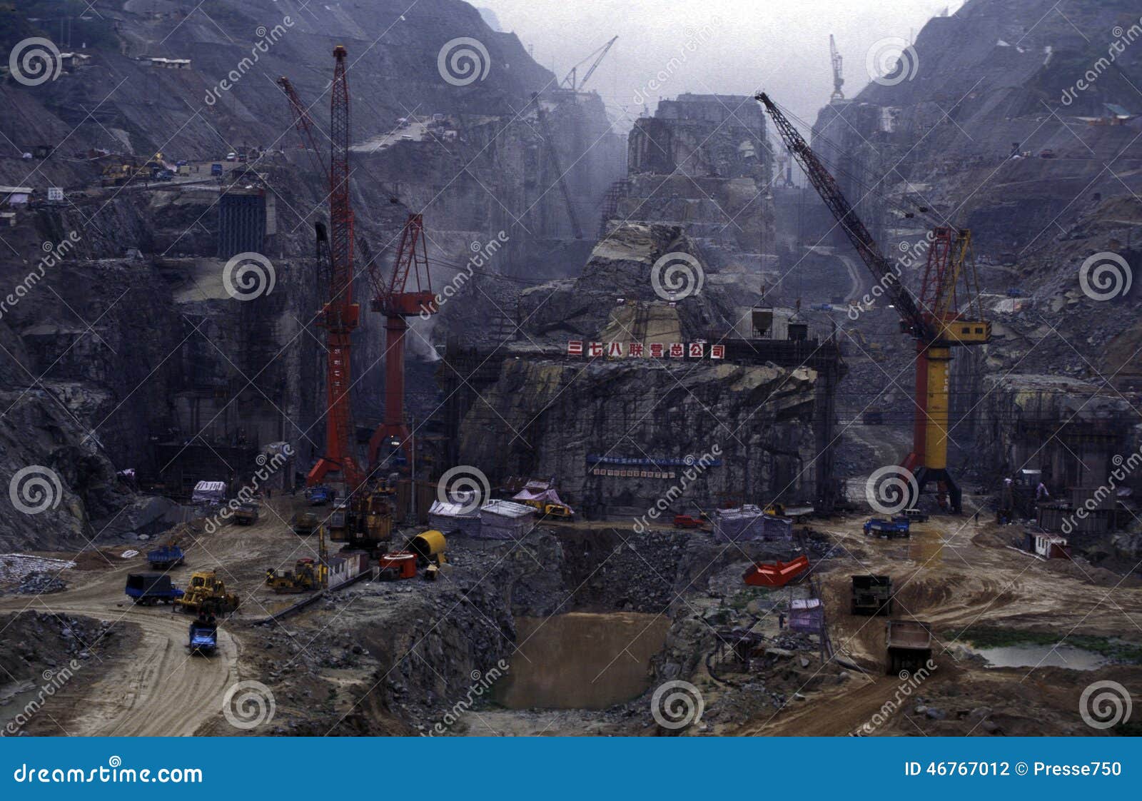 ASIA CHINA YANGZI RIVER editorial photography. Image of damm - 46767012