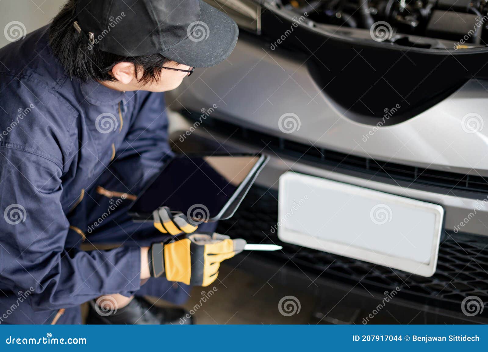 Asian Auto Mechanic Checking the Car Using Tablet Stock Photo - Image ...