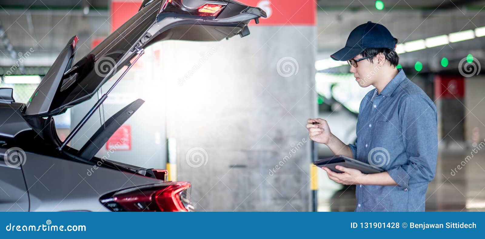 Asian Auto Mechanic Checking the Car Using Tablet Stock Photo - Image ...