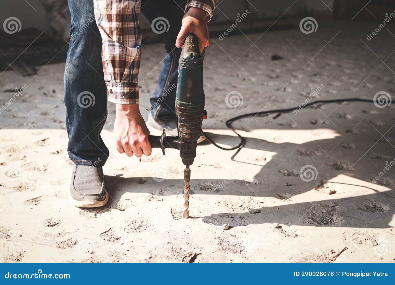 Asian Construction Worker Using Mortar Extraction Machine To Drill ...