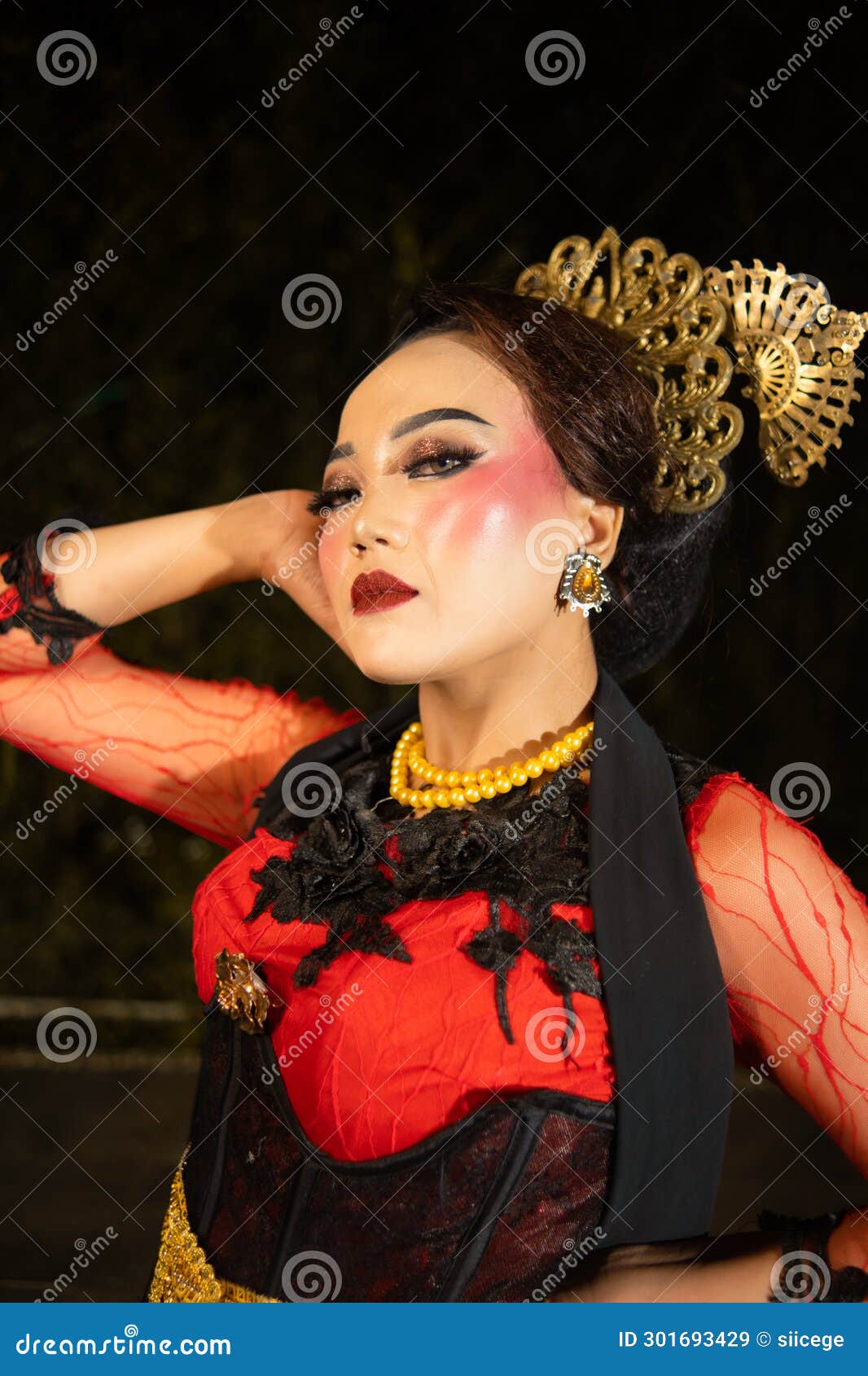 An Asian Dancer with Dazzling Makeup and Captivated the Audience at ...