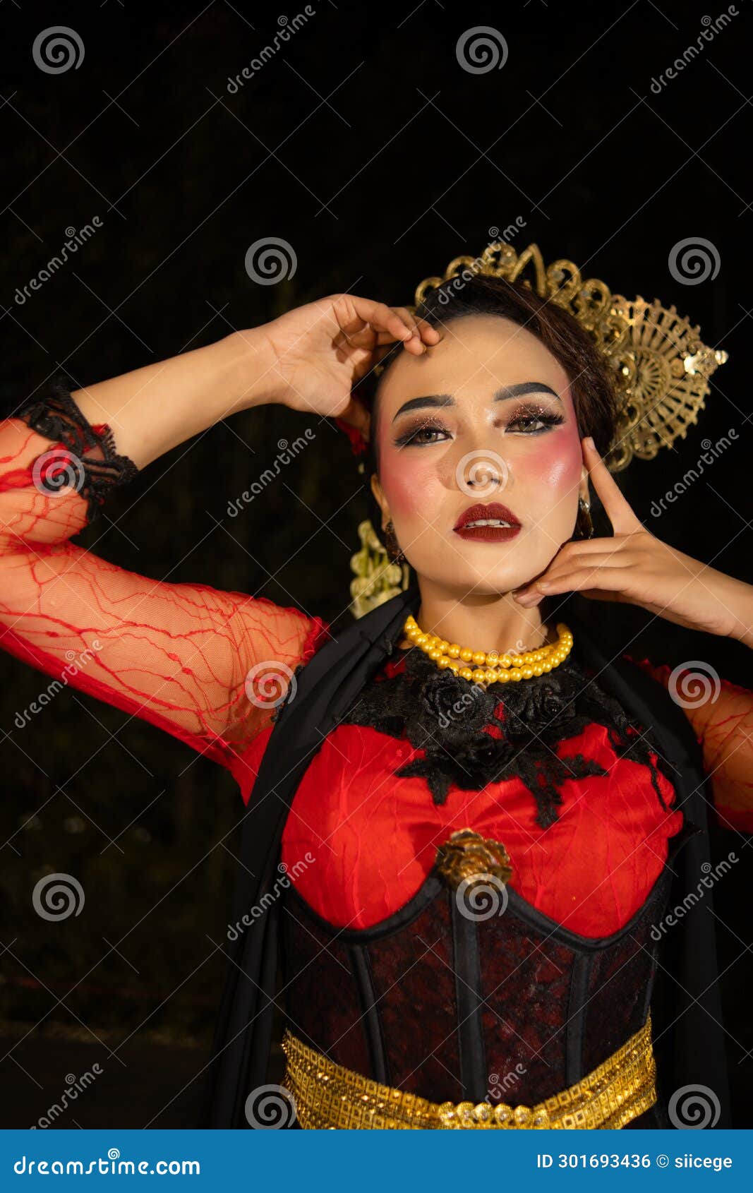 An Asian Dancer with Dazzling Makeup and Captivated the Audience at ...