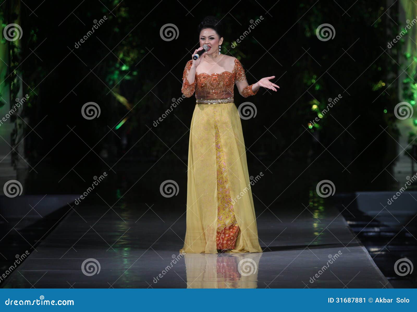 Asian Female Singer on Stage Editorial Photo - Image of band, punk ...