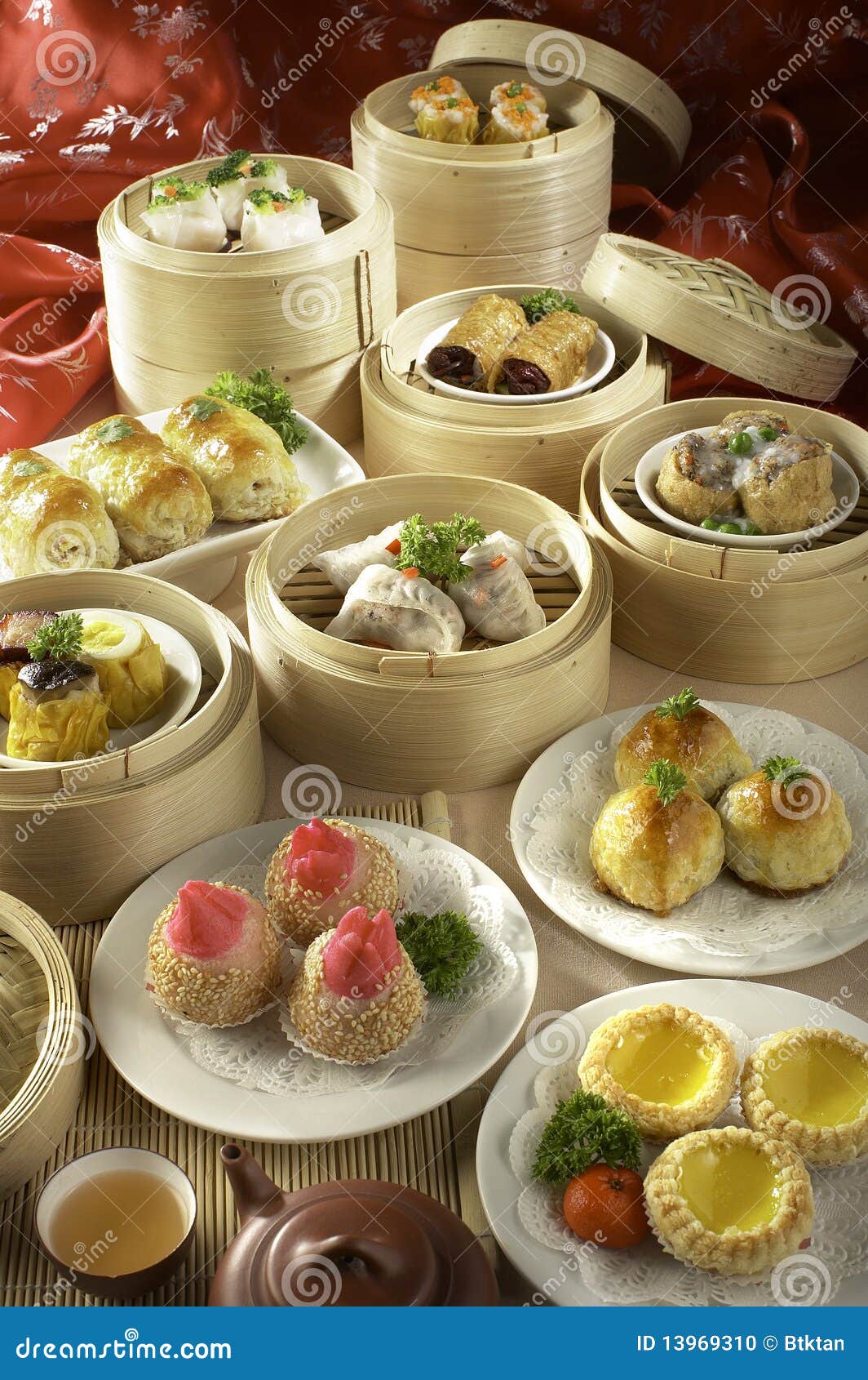 Asian food dim sum stock photo. Image of bamboo, feet - 13969310