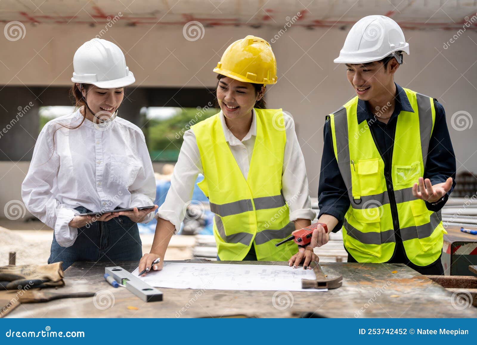 Asian Foreman and Engineer Meeting in House Under Construction Stock ...