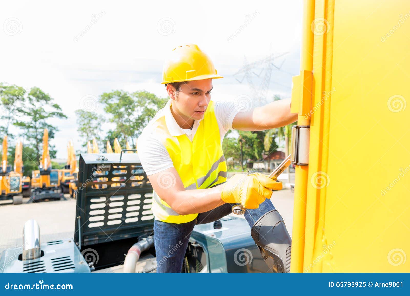 Asian Mechanic Repairing Construction Vehicle Stock Image - Image of ...