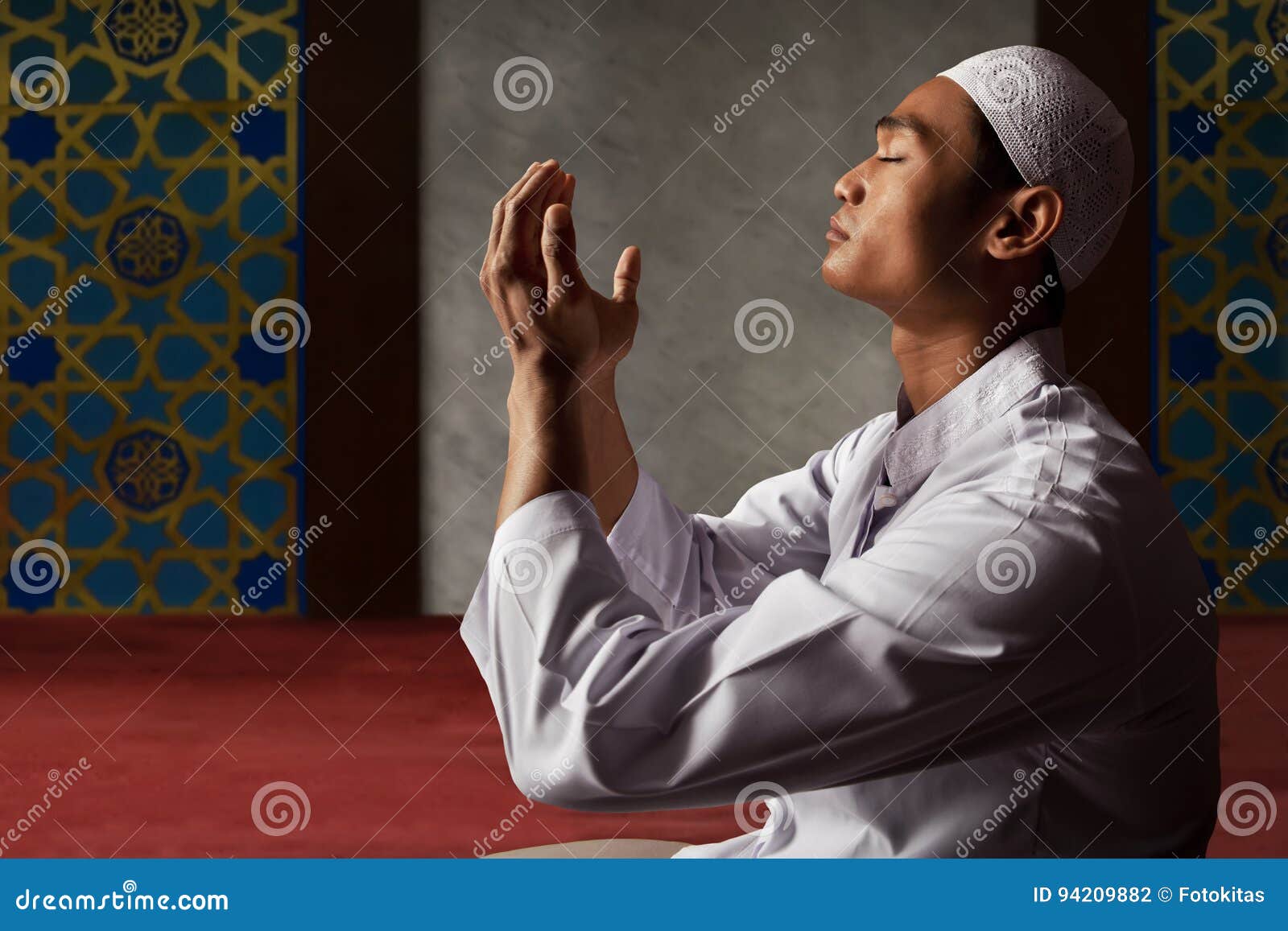 Asian muslim man praying stock photo. Image of islam - 94209882