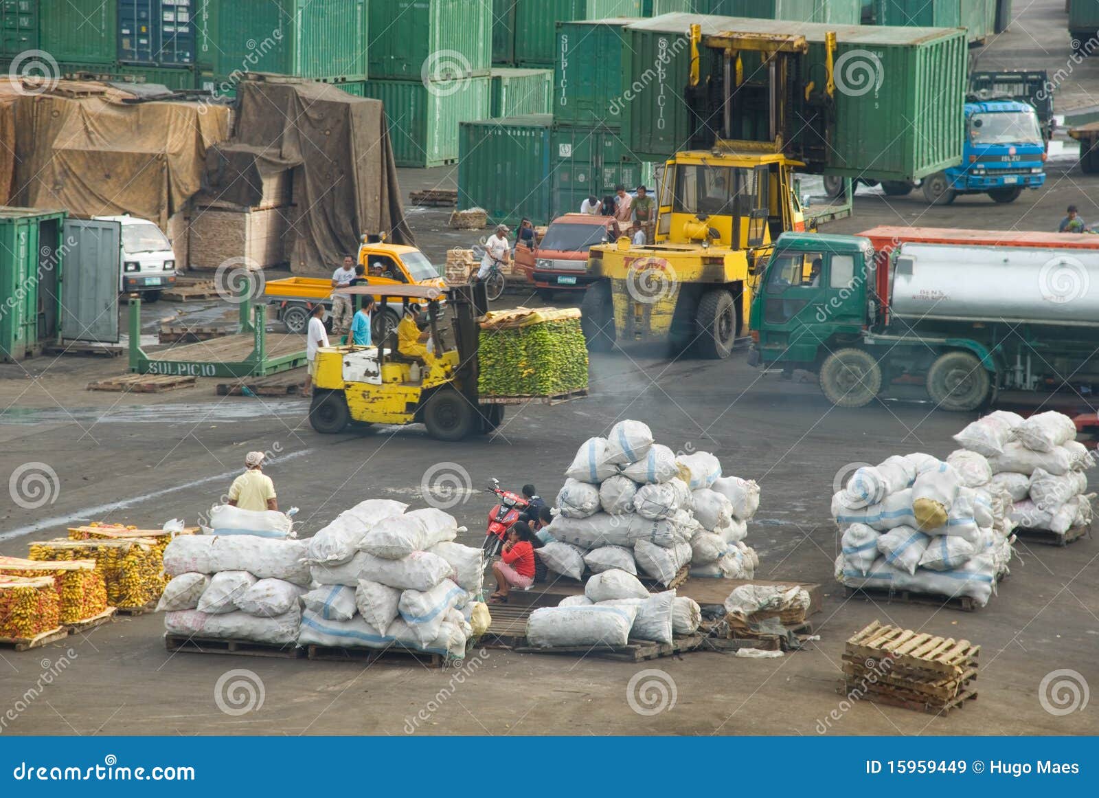 Asian Port Dockers Loading Cargo Editorial Stock Image - Image of ...
