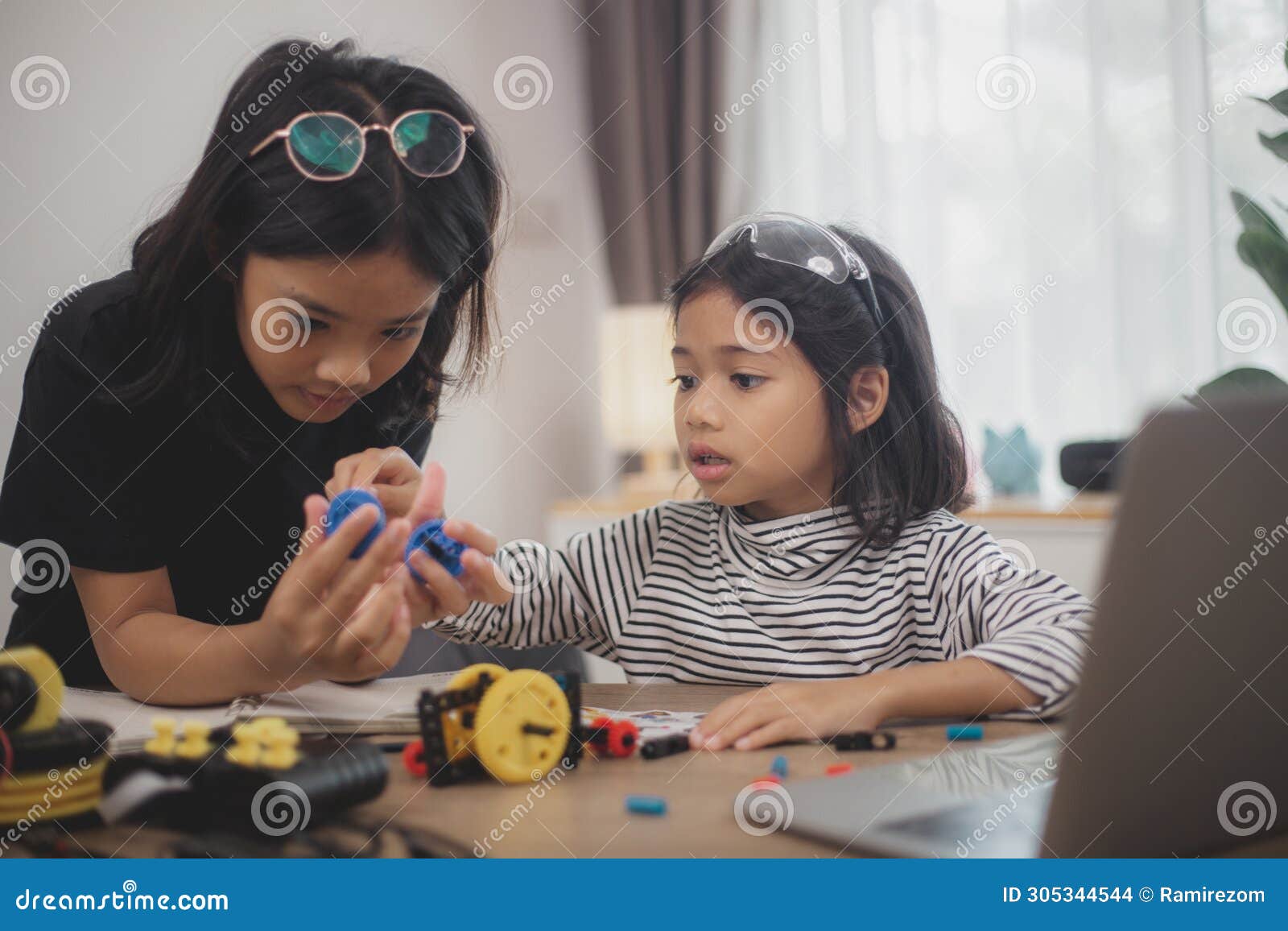 Asian Students Enjoy Machine Learning Robot Arms Control Robots in ...