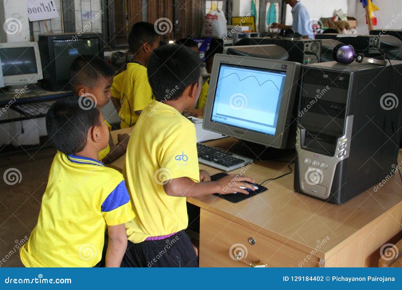 Asian Students are Using the Computer Program. Editorial Photography ...