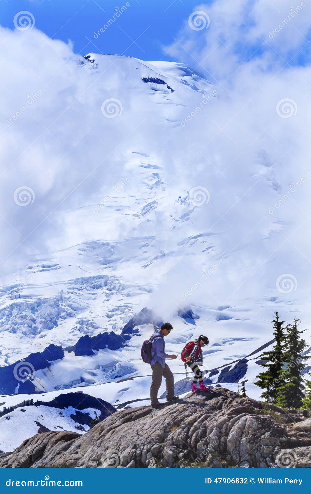 Asiatiques Augmentant Baker Under Clouds De Bâti D'artiste Point ...