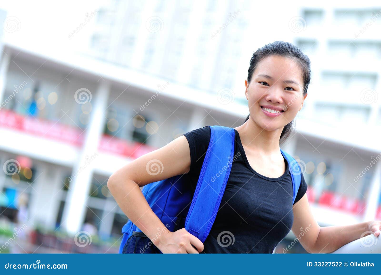 Asiatische Studentin Im Campus Stockfoto - Bild von blau, stehen: 33227522