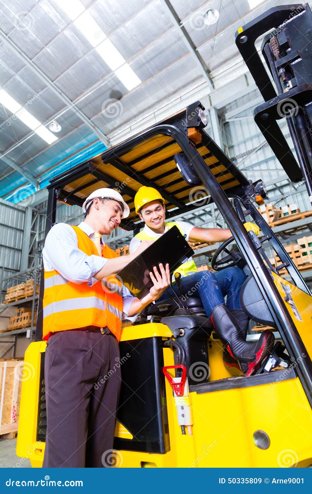 Asiatischer Gabelstaplerfahrer Und -vorarbeiter in Der Lagerung ...