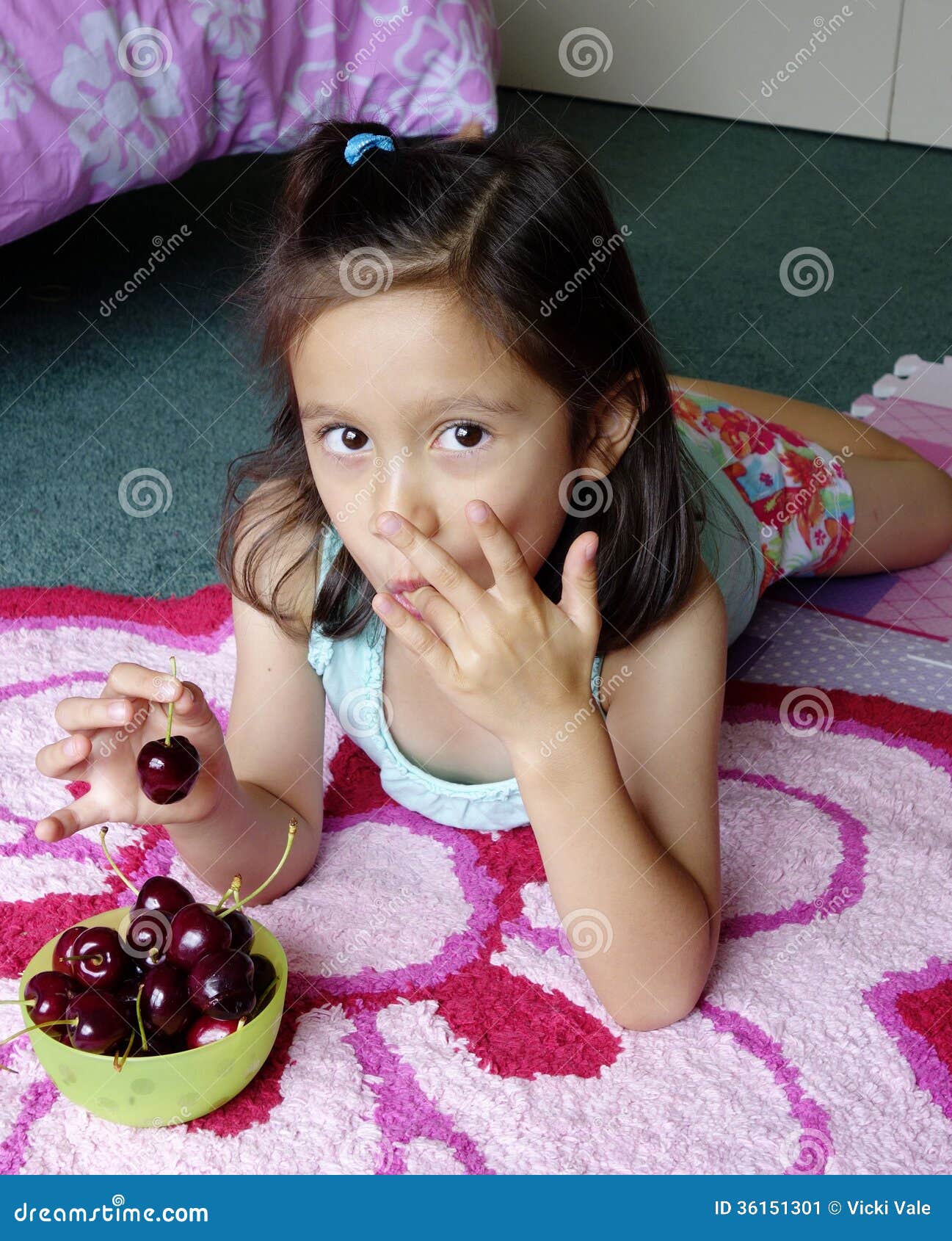 Asiatisches Kind, Das Ihre Finger Leckt Stockbild - Bild von kirsche ...