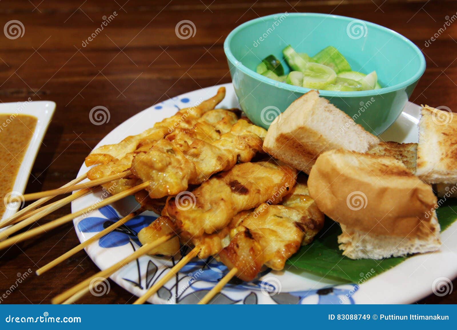 Asiatisk mat - Satay fotografering för bildbyråer. Bild av sticka ...