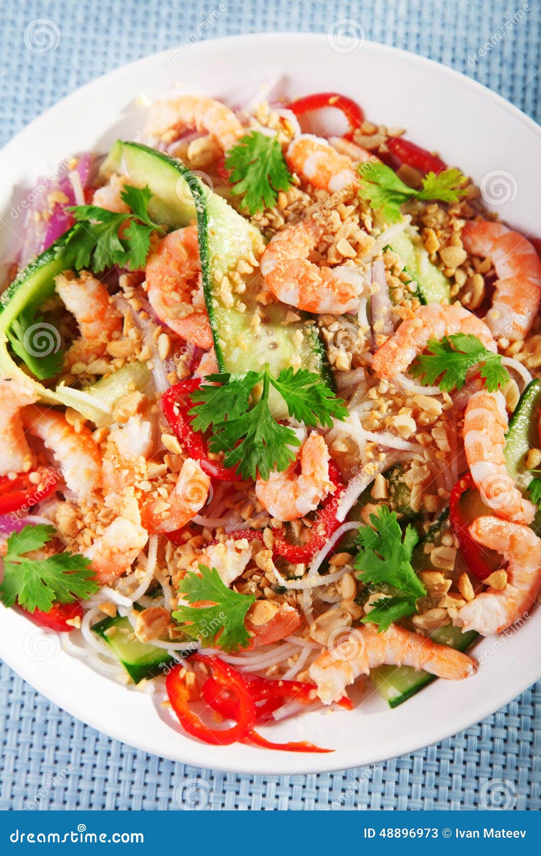 Asiatisk sallad med nudlar fotografering för bildbyråer. Bild av räkor ...