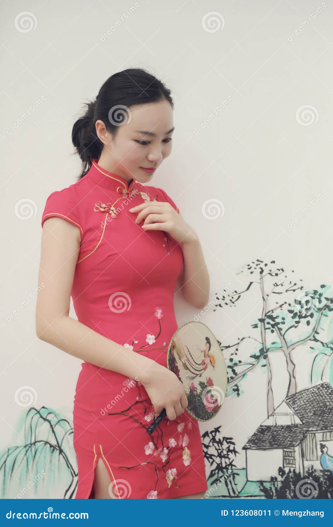 Asiatisk östlig Orientalisk Kinesisk Kvinnaskönhet I Röd Cheongsam För