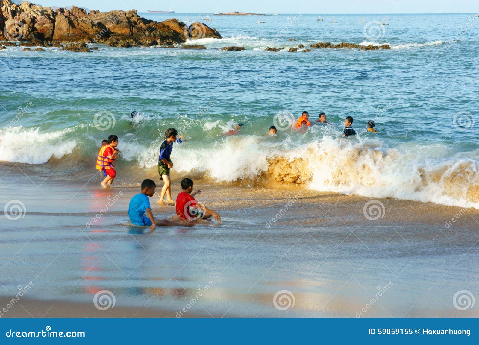 Asiatiska Barn, Bad, Vietnam Strand Redaktionell Foto - Bild av ...