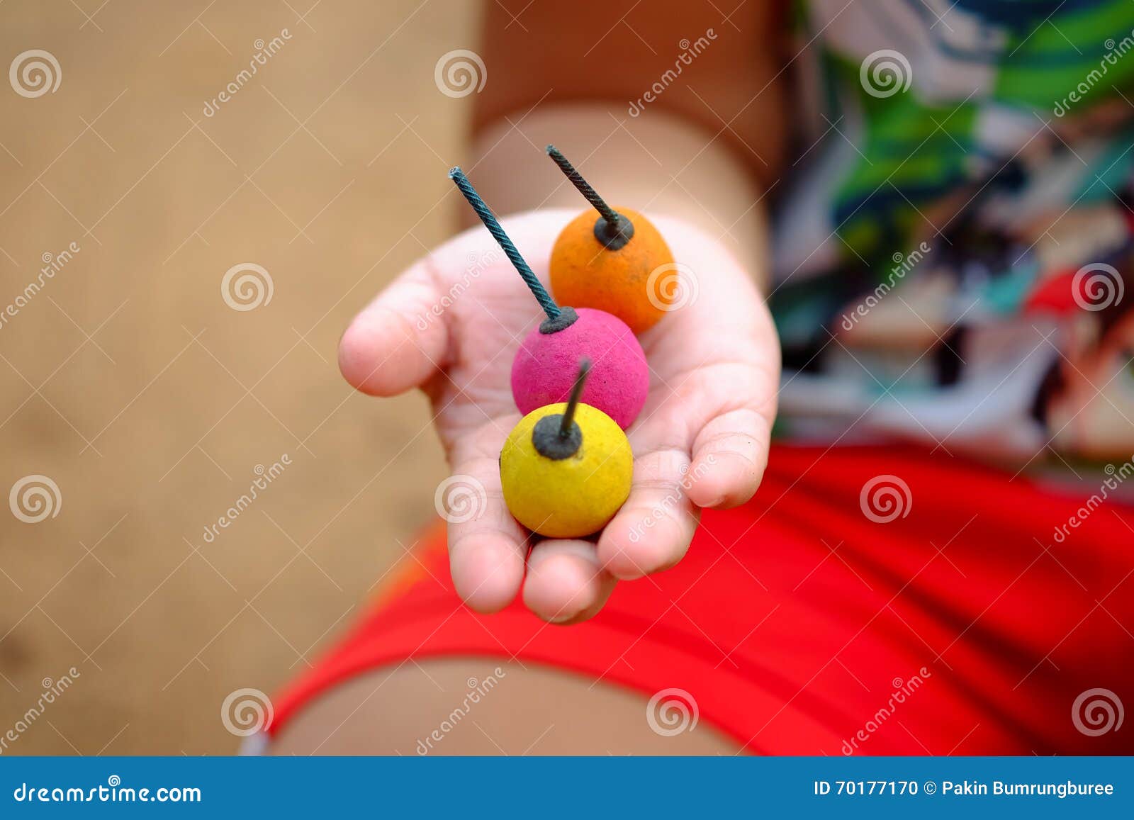 Asien-Kinder, Die Cracker Oder Feuerwerk Halten Stockfoto - Bild von ...