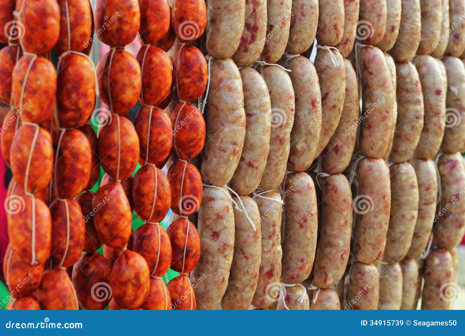 Asien-Wurst Im Markt - Rote Wurst Stockbild - Bild von trocken ...