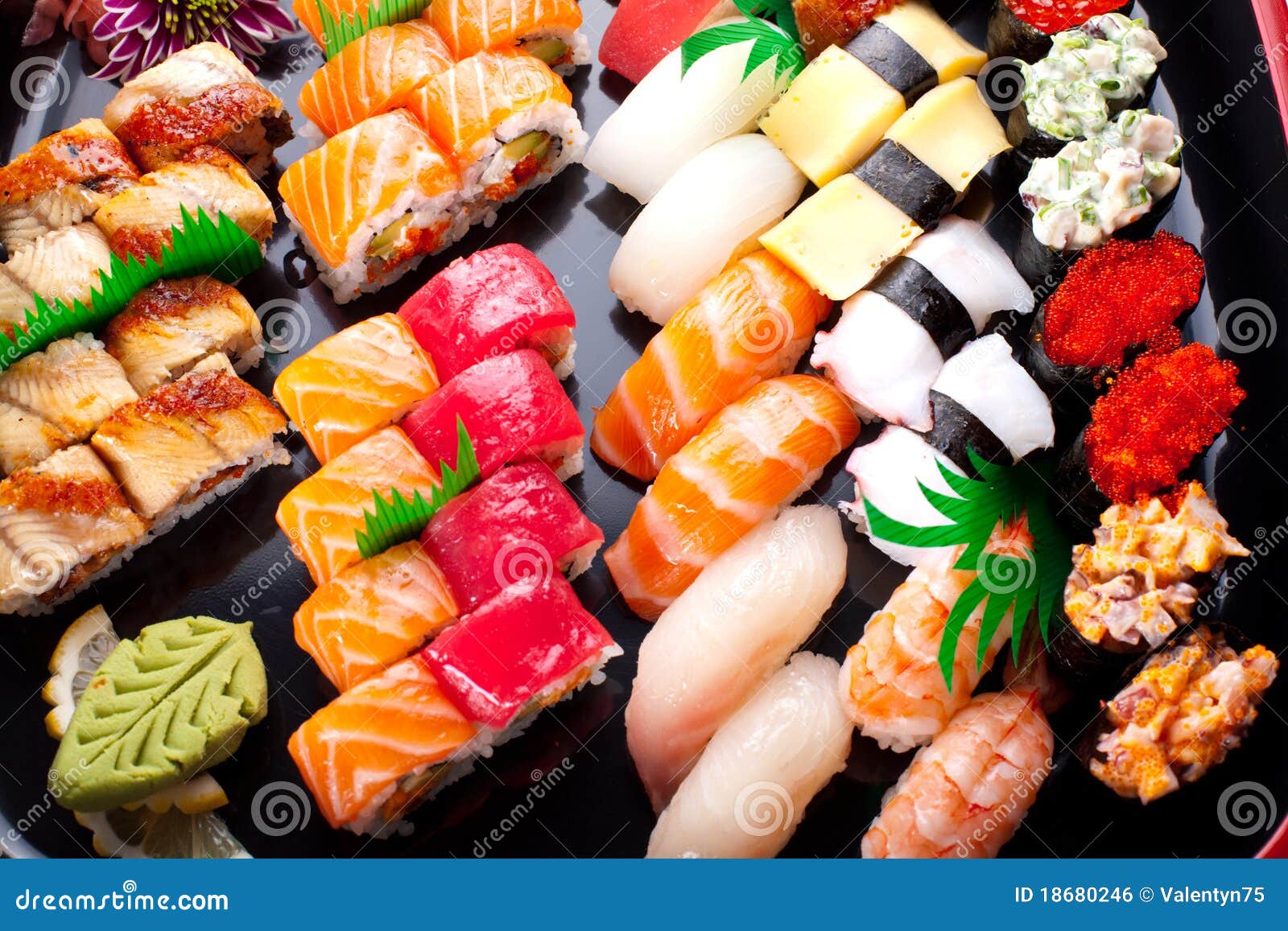 Asortowany japoński suszi zdjęcie stock. Obraz złożonej z japończycy ...