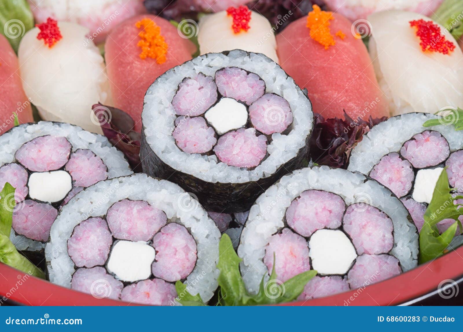 Asortowany suszi i mak obraz stock. Obraz złożonej z posiłek - 68600283