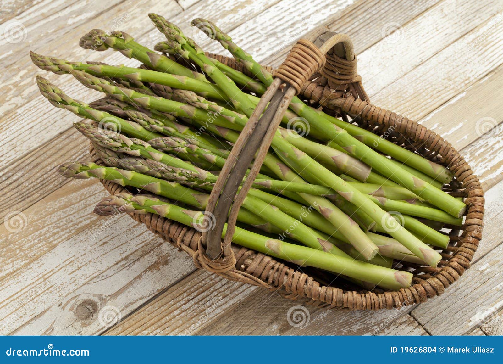 Asperge Verte Dans Le Panier En Osier Photo stock - Image du rustique ...