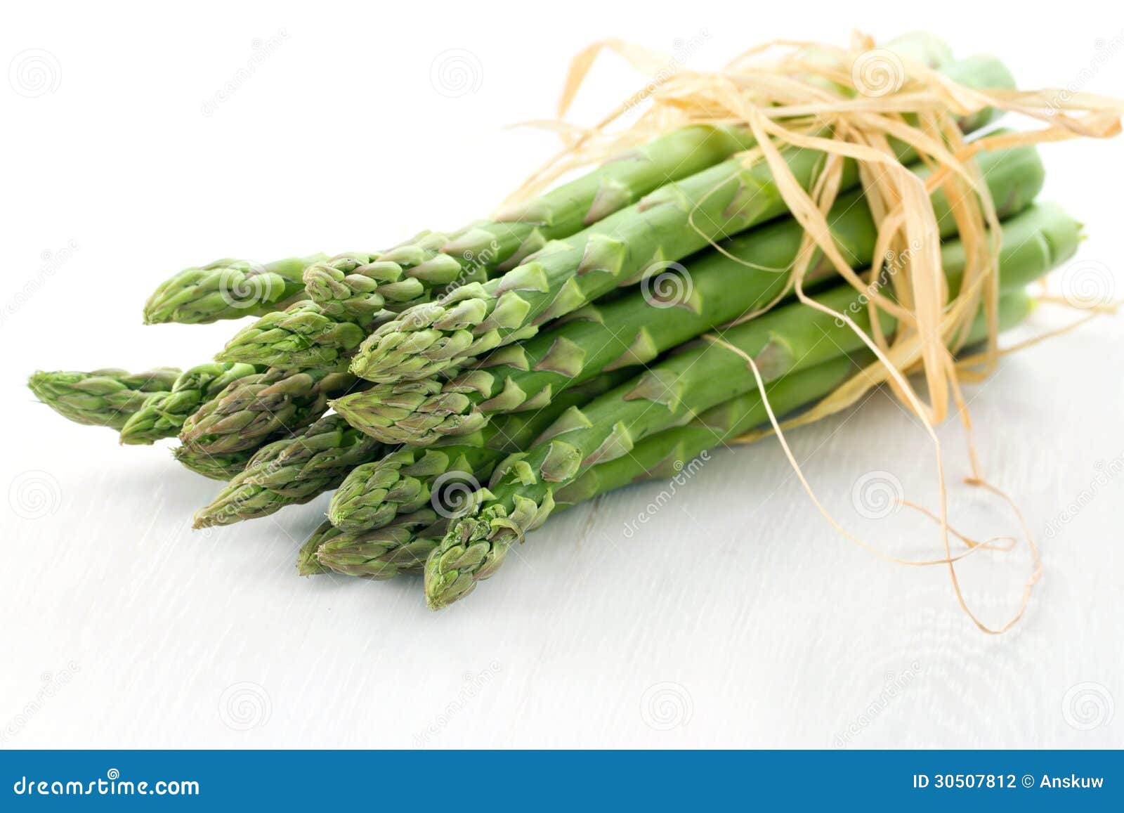 Asperge Verte Sur Le Fond Blanc Photo stock - Image du groupe, wooden ...