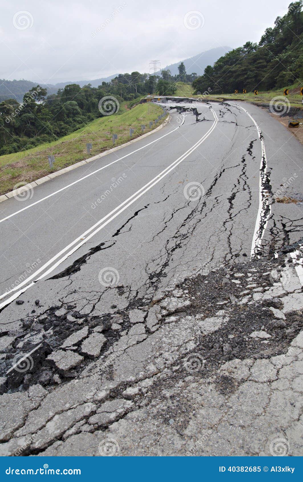 Asphalt Cracked Road Collapsed Stock Afbeelding - Image of sluit ...
