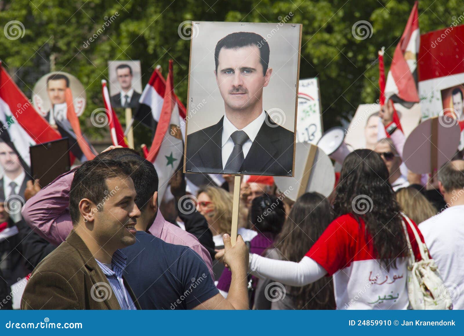 Assad samlar syrianer redaktionell foto. Bild av grupp - 24859910