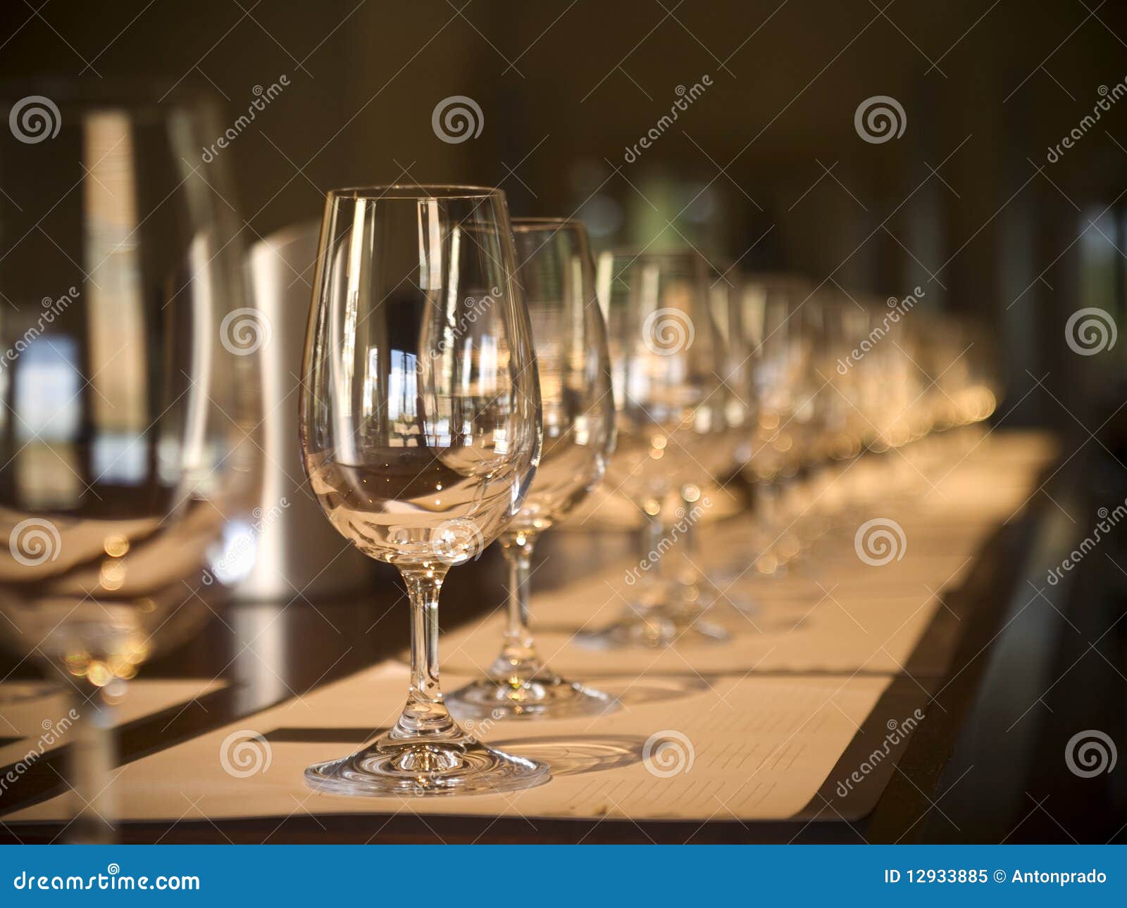 Assaggio di vino immagine stock. Immagine di vetro, evento - 12933885