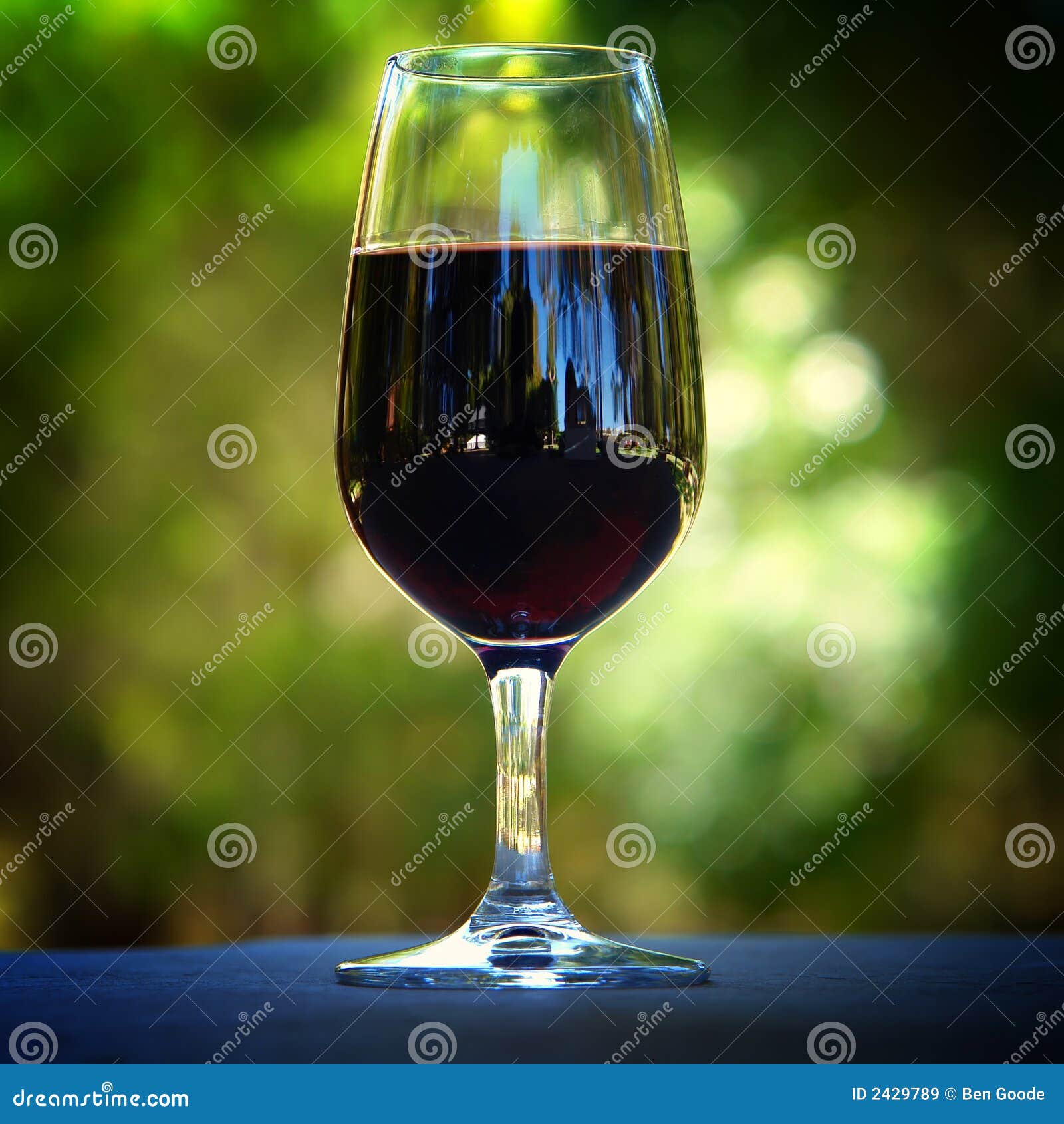 Assaggio di vino immagine stock. Immagine di partito, festa - 2429789