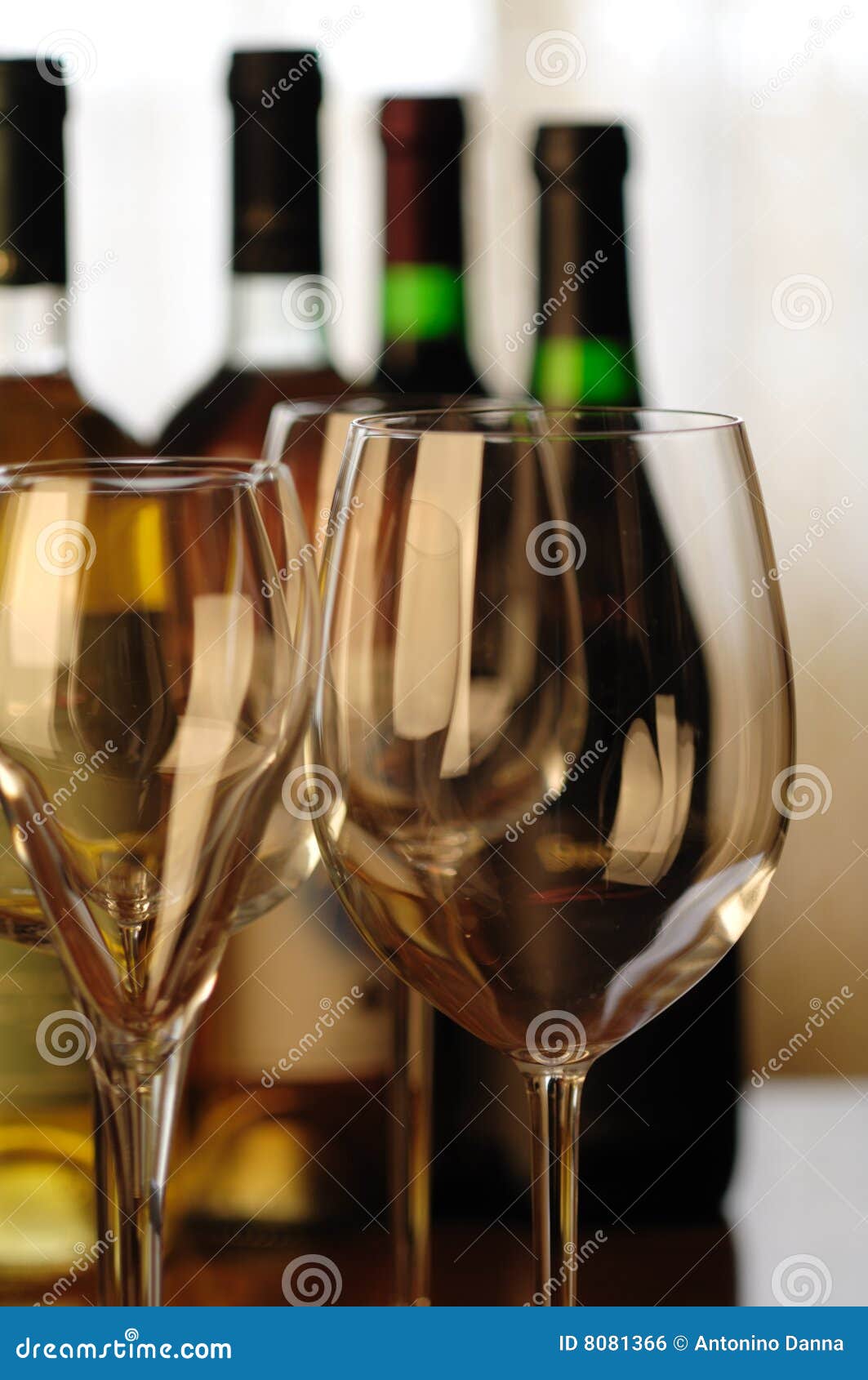 Assaggio di vino fotografia stock. Immagine di alcool - 8081366