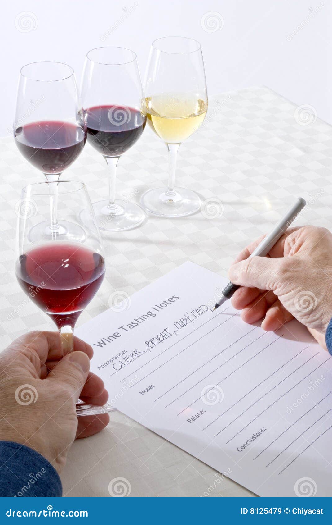 Assaggio di vino immagine stock. Immagine di assaggio - 8125479