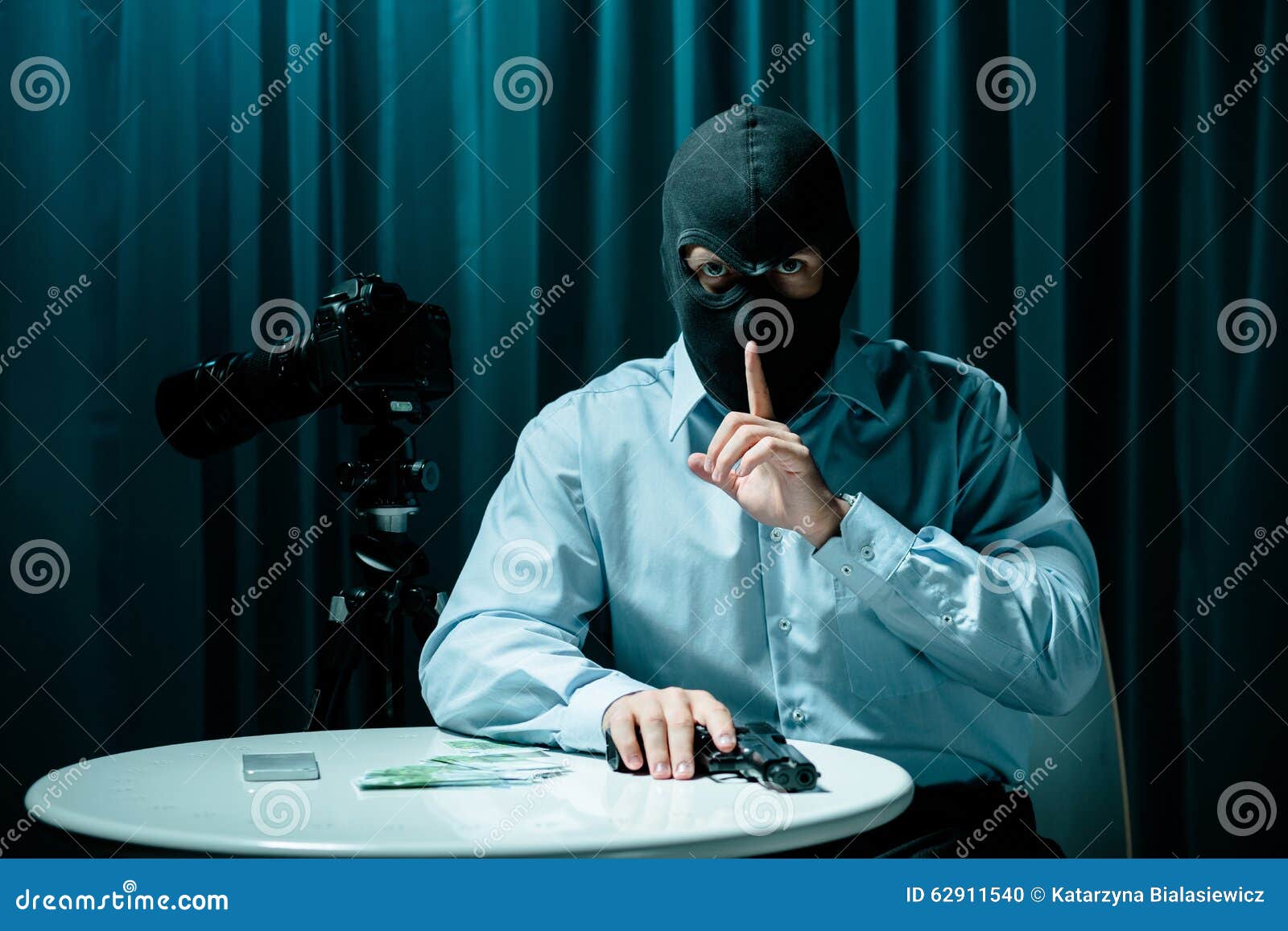 Assassino Mascarado Com Arma Foto de Stock - Imagem de crime, perigoso ...