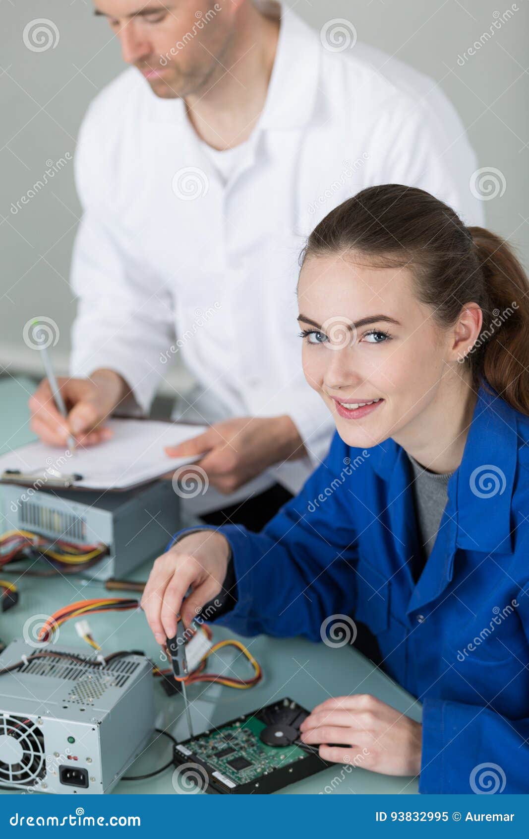 Assembleur électrique Et électronique Image stock - Image du ...