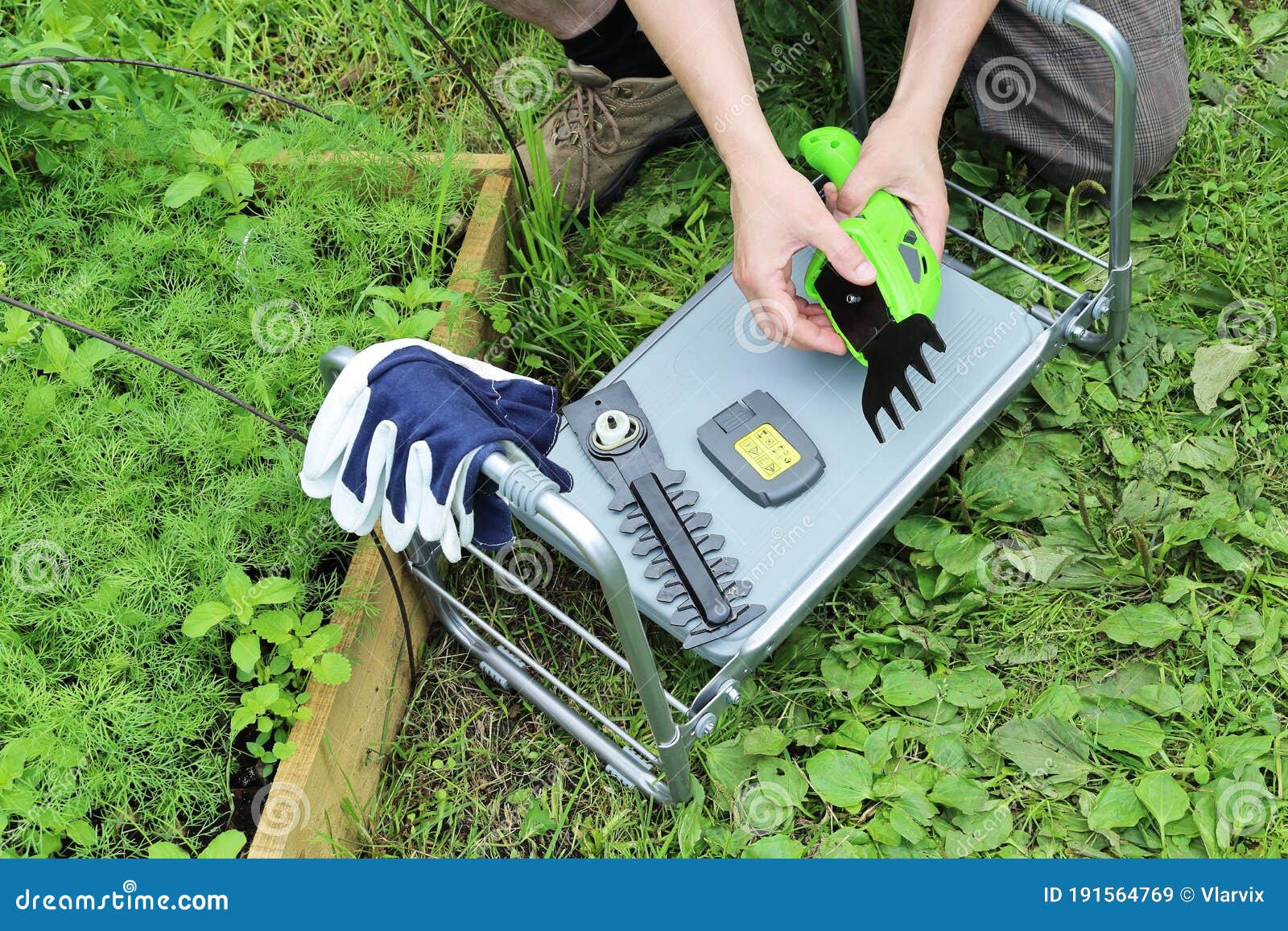 Assembly Process of the Cutting Attachment on the Hand Trimmer Stock ...