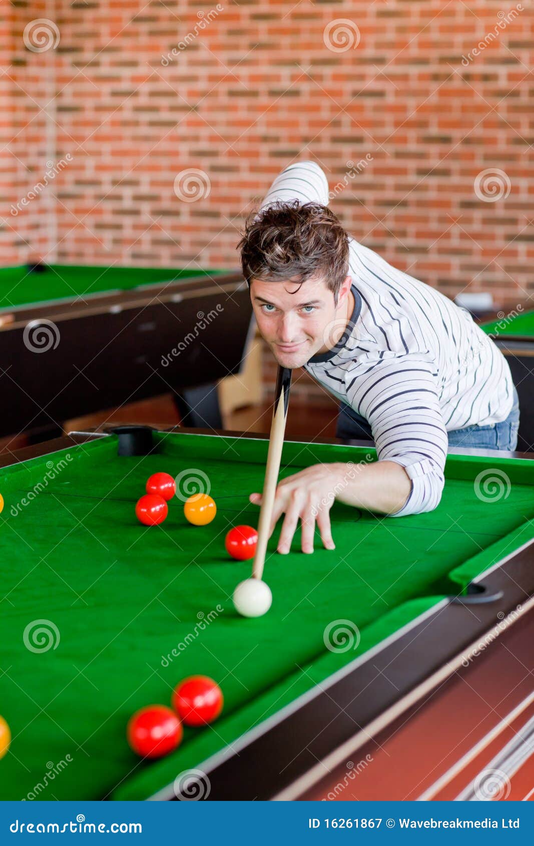 Assertieve Jonge Mens Het Spelen Snooker Stock Afbeelding - Image of ...