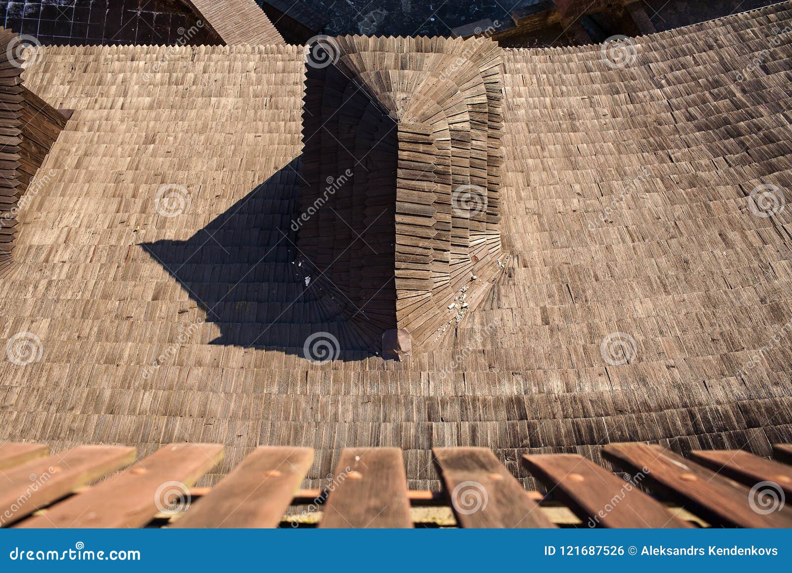 Assicella sul tetto fotografia stock. Immagine di tetto - 121687526