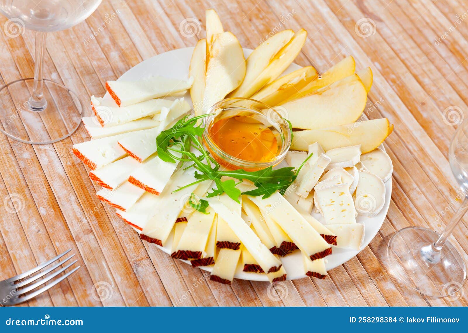 Assiette Avec Différents Types De Fromage Et Tasse De Miel Photo stock ...
