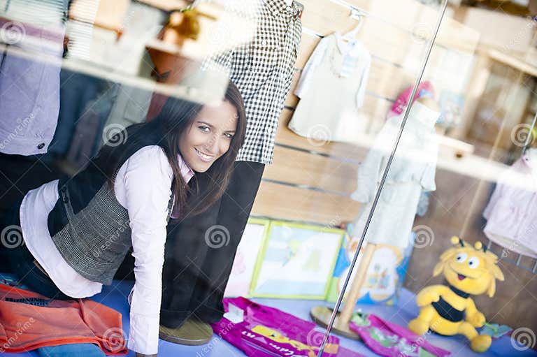 Assistente De Loja Bonito Novo Imagem de Stock - Imagem de roupa, feliz ...